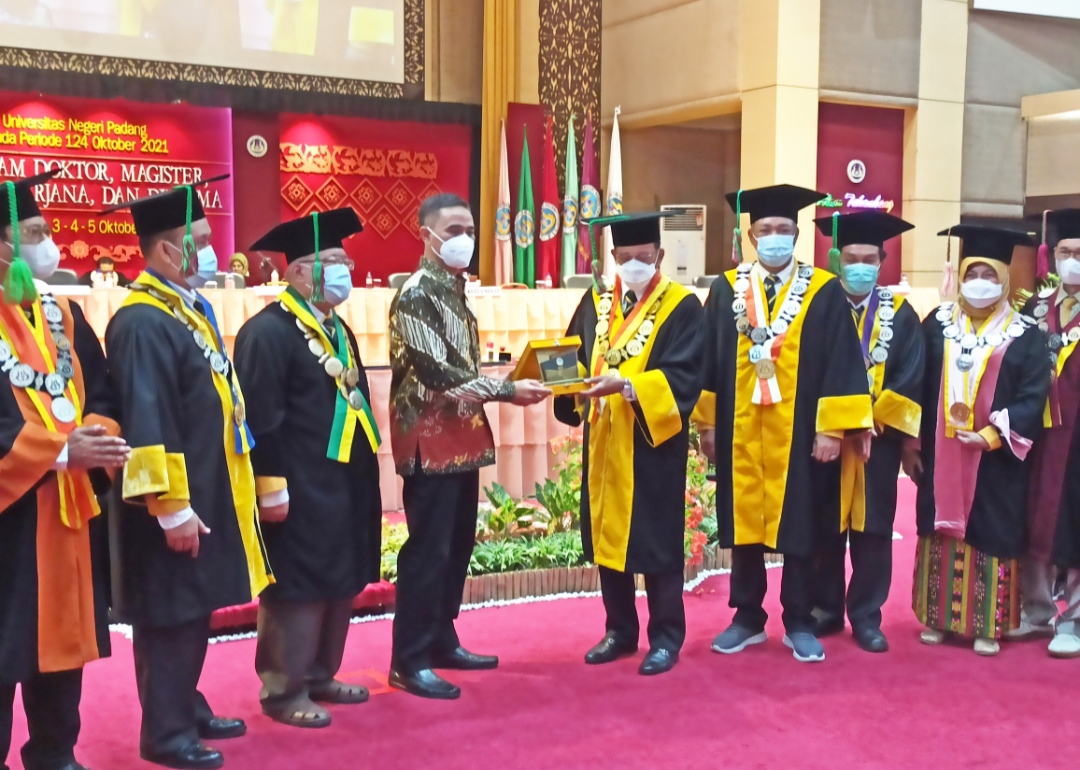 Wisuda Ke-124 , Rektor Ganefri : Sekolah Vokasi 20 Prodi Jadi Unggulan ...