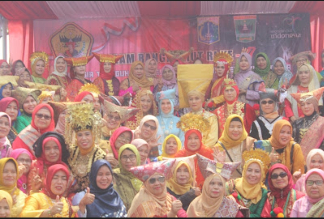 470 Perempuan Berbaju Kuruang Basiba Parade Budaya Nusantara di Monas ...
